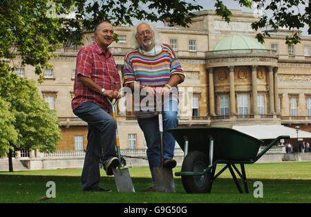 Time Team presenters Tony Robinson (left) and Mick Aston at Buckingham ...
