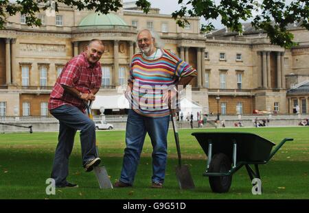Time Team presenters Tony Robinson (left) and Mick Aston at Buckingham ...