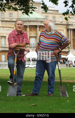 Time Team presenters Tony Robinson (left) and Mick Aston at Buckingham ...