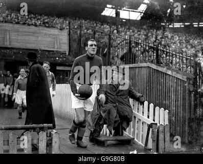 Manchester City goalkeeper Frank Swift walks out at Maine Road Stock ...