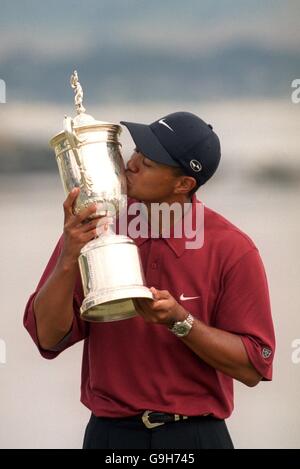 Golf - 2000 US Open Championship - Final Day. Tiger Woods lifts the US ...