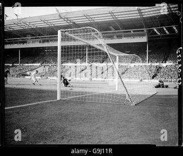 West Bromwich Albion goalkeeper Jim Cumbes (l) safely gathers a cross ...