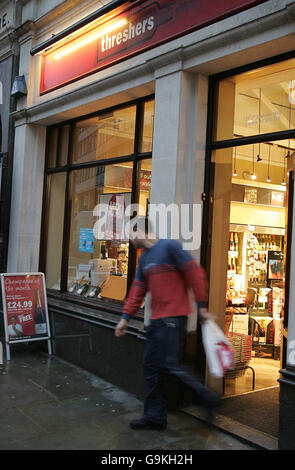 CUSTOMERS TOAST OFF-LICENCE'S 40% OFF VOUCHER ERROR. A Threshers off ...