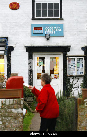Tony and Ryle Boatfield's Post Office at Lockerley in rural Hampshire ...