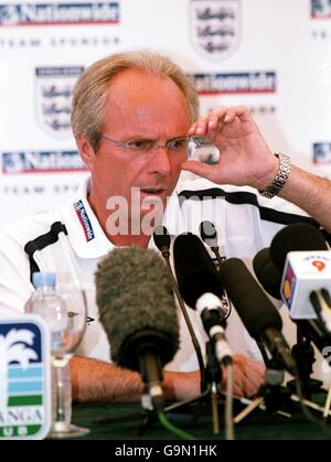 England's manager Sven Goren Eriksson talks to his team during training ...