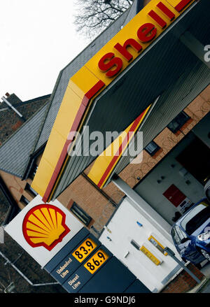 Shell annouces profits. General View of a Shell petrol forecourt on ...