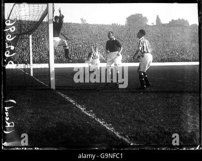 Charlton Athletic's Bert Turner (second r) and West Bromwich Albion's ...
