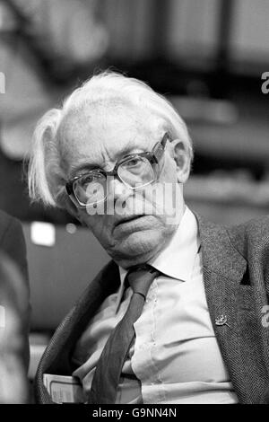 FOOT MICHAEL LABOUR PARTY CONFERENCE SPEAKS / 6 OCTOBER 1960 Stock ...
