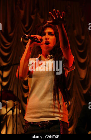 Amy Winehouse performing in concert Stock Photo: 28993444 - Alamy
