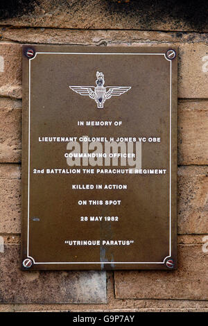 Falkland Island memorial to Lieutenant Colonel H Jones 1982 Stock Photo ...