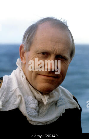 FALKLANDS WAR CAPTAIN MICHAEL BARROW,50, SKIPPER OF HMS GLAMORGAN ...