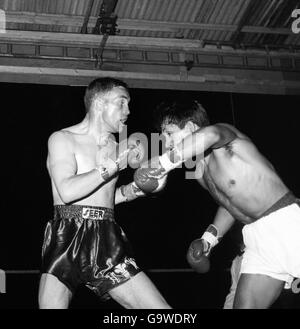 Boxing - Featherweight Bout - Howard Winstone v Phil Lundgren Stock ...