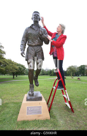 Sculptor Vivien Mallock gives a final polish to her statue of Brian ...