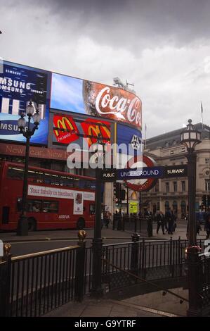 Quintessentially British. Piccadilly Circus in central London Stock ...