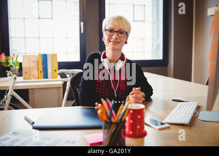 Portrait of beautiful female graphic designer smiling Stock Photo - Alamy