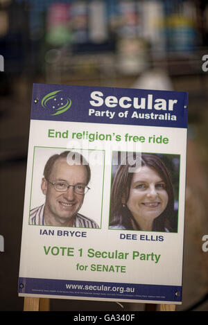 Federal Leader of the Opposition Bill Shorten visits the Carlton and ...