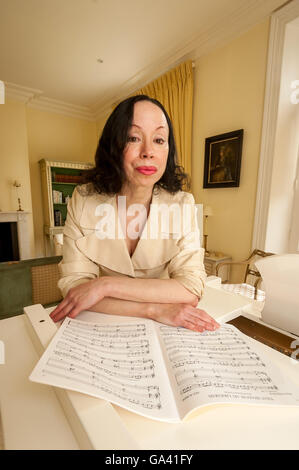 Opera singer Maria Ewing at home in West Sussex Stock Photo - Alamy