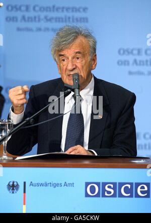 Nobel Peace Laureate Elie Wiesel and Founding Chairman of the US ...