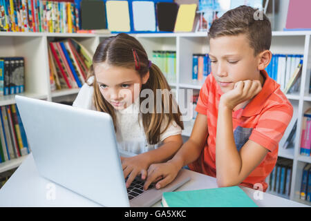kids in library using computer Stock Photo - Alamy