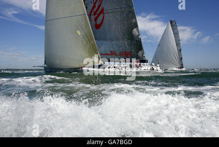 The New Zealand supermaxi yacht Alfa Romeo and the British boat Leopard ...