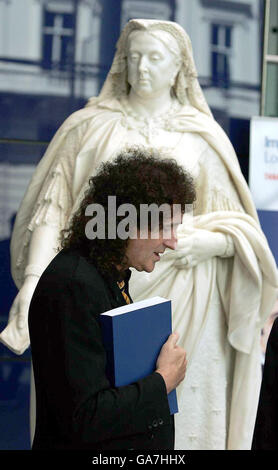 Brian May CBE hands in his completed doctral thesis on "Radial ...