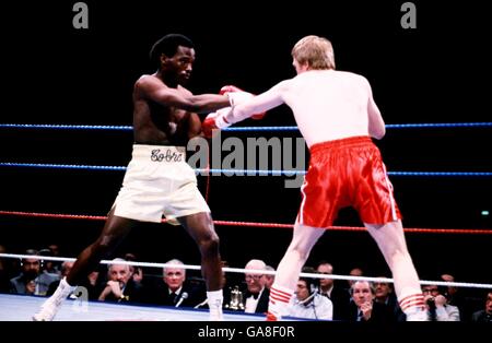 Boxing - World Welterweight Championship - Don Curry v Colin Jones ...
