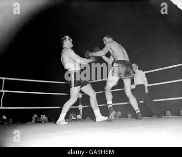 Brian London, Boxing British Heavyweight Boxer lays on the canvas at ...