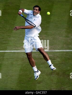 Tennis - Wimbledon 2002 - First Round. Tim Henman smashes a winner at ...