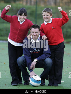 Soccer - Stephen McManus - Photo Call - Bankier Primary School ...