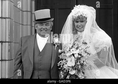 Comedian Les Dawson and Tracey Roper wedding 1989 Stock Photo - Alamy