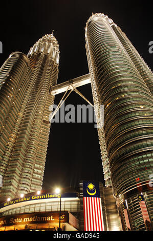 These towers, which were designed by Cesar Pelli, an Argentine-American ...