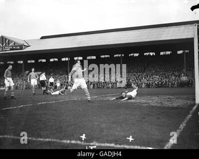 Nottingham Forest's Geoff Thomas (c) and goalkeeper Bill Farmer (r ...