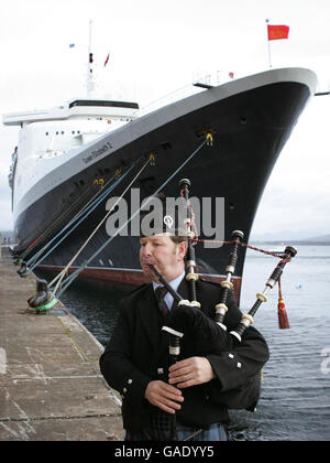 QE2 celebrates 40th Birthday Stock Photo - Alamy