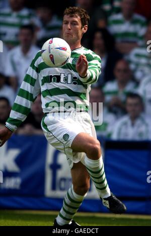 Chris Sutton of Celtic controls the ball ahead of Tony Vidmar of ...
