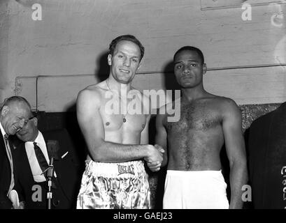 BOXING ZORA FOLLEY SHAKES HANDS WITH HENRY COOPER IN LONDON - 5 ...