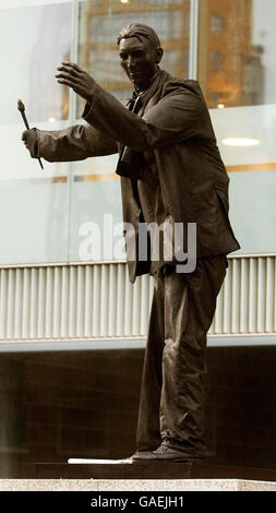 the unknown artist statue or sculpture on bankside near to the tate ...