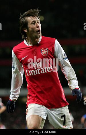 Arsenal's Tomas Rosicky (l) celebrates scoring the opening goal against ...