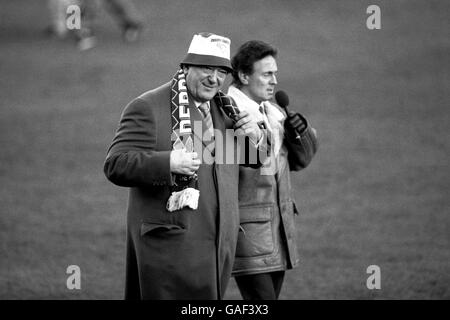 Derby County chairman Robert Maxwell with new signing Peter Shilton ...