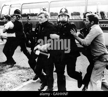 Coal Miners Strike 1984 pickets face a line of police as scabs enter ...