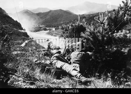 Soldiers manning a machine gun in the advance into the Caucasus ...