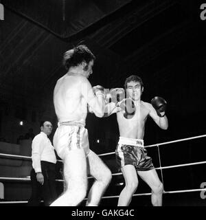 Boxing - Middleweight Bout - Alan Minter v Pat Brogan. Alan Minter (r ...