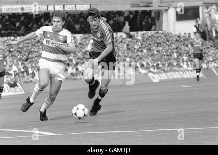 Manchester United's Peter Davenport (r) and Queens Park Rangers' Warren ...