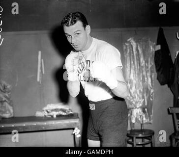BOXING TERRY DOWNES AND PAUL PENDER WEIGH IN 14 JANUARY 1961 Stock ...