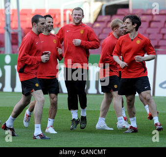 Manchester United's Ryan Giggs jumps on new teammate Wayne Rooney's ...