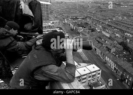 British soldiers The Troubles 1970s, on patrol in Derry city centre ...