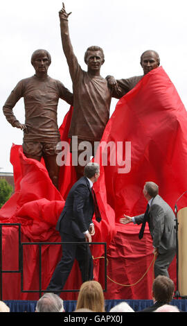 The new Manchester United 'Holy Trinity' statue is unveiled at Old ...