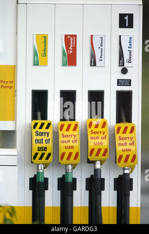 Fuel strike. Striking tanker drivers outside Stanlow Oil Refinery in ...