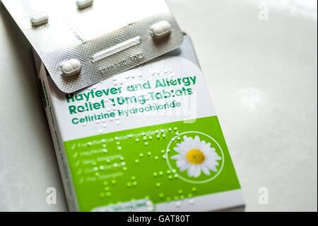 A box of Hayfever and alergy relief tablets 10mg Stock Photo - Alamy