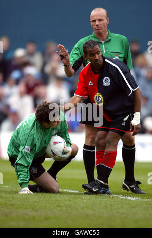 FOOTBALL REFEREE STEVE BENNETT Stock Photo - Alamy