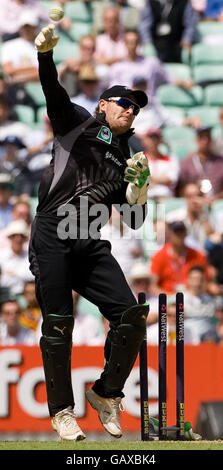 Wicket keeper throwing a cricket ball Stock Photo - Alamy
